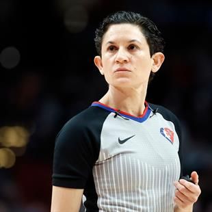 Che Flores è il primo arbitro trans non-binario in NBA - Eurosport