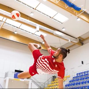 Teqball: So funktioniert der Air Shot - Profi Bartlomiej Franczuk gibt ...