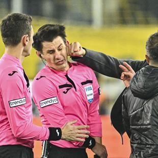 Süper Lig | Bizar! Voorzitter Ankaragücü slaat scheidsrechter neer ...