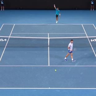 Australian Open: Alexei Popyrin nimmt Novak Djokovic Aufschlag und Satz ...