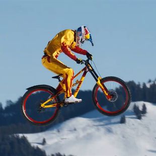Kitzbühel : Fabio Wibmer runs down the legendary Streif with his bike ...