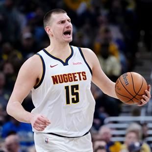 Jokic a făcut spectacol în NBA și l-a depășit pe Wilt Chamberlain ...