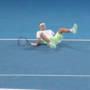 Australian Open 2024: Alexander Zverev am Boden - Daniil Medvedev ...