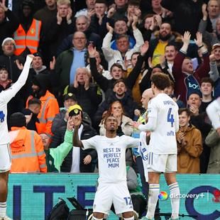 Anthony dribler elegant forbi forsvaret og krøller køligt bolden i ...