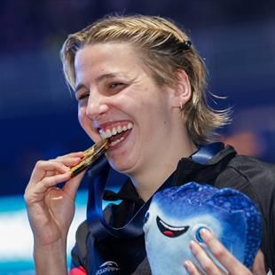 Angelina Köhler schwimmt trotz "Tollpatschigkeit" zum ersten Gold seit ...