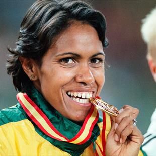 Olympic Archive - Sydney 2000 - Athletics - Cathy Freeman wins the 400m ...