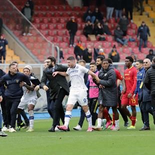 Serie A: Eklat in Italien - Lecce-Trainer Roberto D'Aversa gibt ...