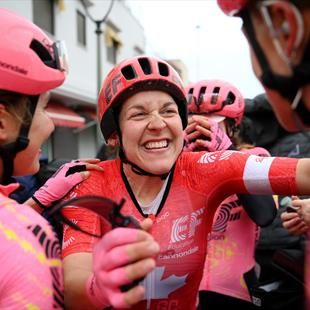 Vuelta Femenina: Alison Jackson feiert Sprintsieg nach chaotischem ...