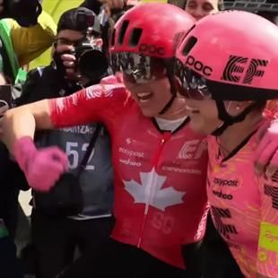 Vuelta Femenina: Alison Jackson hält Siegerin Kristen Faulkner die ...