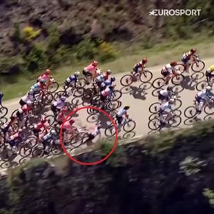 Marianne Vos, maillot rouge, et Alison Jackson ralenties par une chute ...