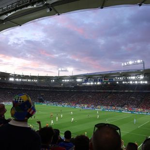 Ekle bilder i EM: Kamp ble stanset etter stygg smell - Eurosport