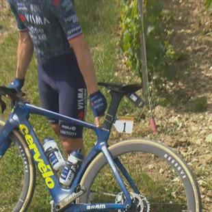 Vingegaard har defekt og bytter cykel med Tratnik – Se situationen her