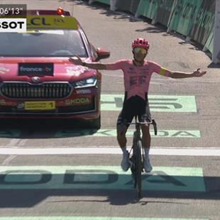 “Hans Grand Tour-samling er komplet” – Se Carapaz vinde 17. etape her