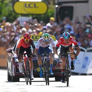 Tour de France 2024: Victor Campenaerts jubelt im Ziel der 18. Etappe ...