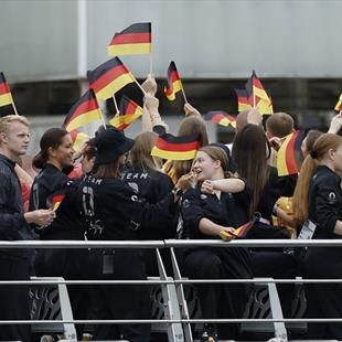 Olympia 2024: Das deutsche Team macht bei der Eröffnungsfeier Party auf ...