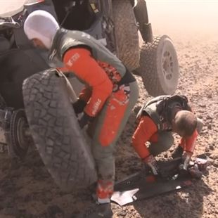 Rally - Dakar 2025 - Stage 3 - Clip - Loeb's crash and repair - Vidéo ...