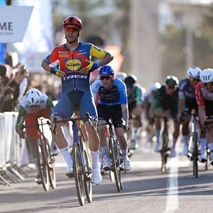 Jonathan Milan zet kroon op het werk in Ronde van Valencia - sprint ...