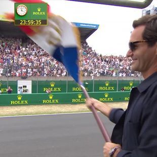 Roger Federer pomachał flagą na start 93. edycji wyścigu 24 godziny Le ...