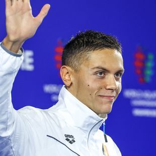 Două cuvinte! Atât a scris David Popovici după ce a cucerit medalia de ...