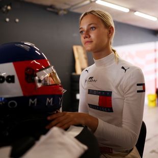 Ferrari verpflichtet 16 Jahre alte Dänin Alba Larsen - in F1 Academy ...