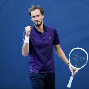 Daniil Medvedev l-a bătut iar pe Zverev și s-a calificat în semifinale ...