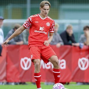 17-letni Kacper Potulski zadebiutował w 1. FSV Mainz 05 w meczu Ligi ...