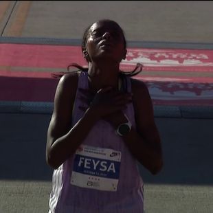 Hawi Feysa vince la maratona di Chicago con il tempo di 2h14'56 ...