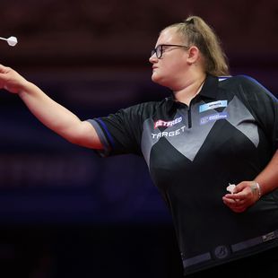 Beau Greaves mischt die Darts-Welt auf: Eine junge Frau beweist, dass ...