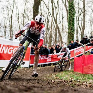 Thibau Nys baalt na fout en nederlaag tegen Mathieu van der Poel ...