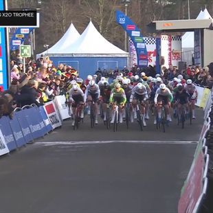 Van der Poel rijdt technisch perfecte cross op strand van Hofstade en ...