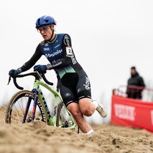 Lucinda Brand zet zegereeks voort op het strand van Hofstade met lange ...