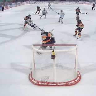 DEL: Dustin Strahlmeier von den Grizzlys Wolfsburg trifft ins leere Tor ...