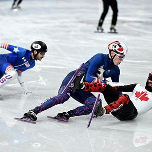 Canadiske Steven Dubois styrter i overhaling i speedskating ved vinter ...