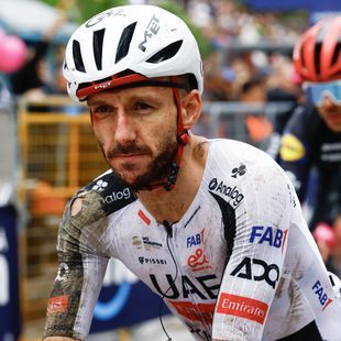 Flink wat botbreuken en hersenschuddingen na zware val in Giro d'Italia ...