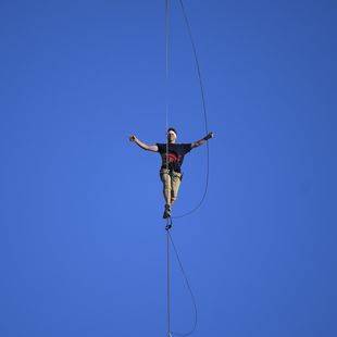 Jaan Roose podejmie próbę przejścia po taśmie pomiędzy dwoma ...