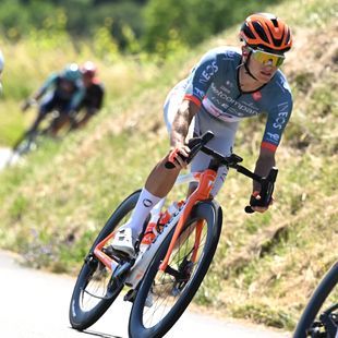 Tour Auvergne-Rhône-Alpes: Oscar Onley stürzt auf 6. Etappe Böschung ...