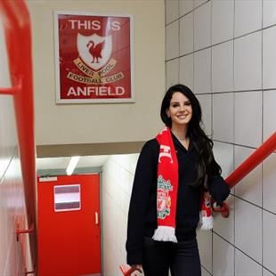 Lana Del Rey charmée par Anfield - Eurosport