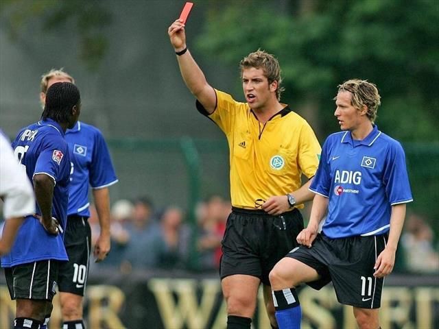 Kein Tag wie jeder andere: Schiedsrichter Robert Hoyzer verpfeift den ...