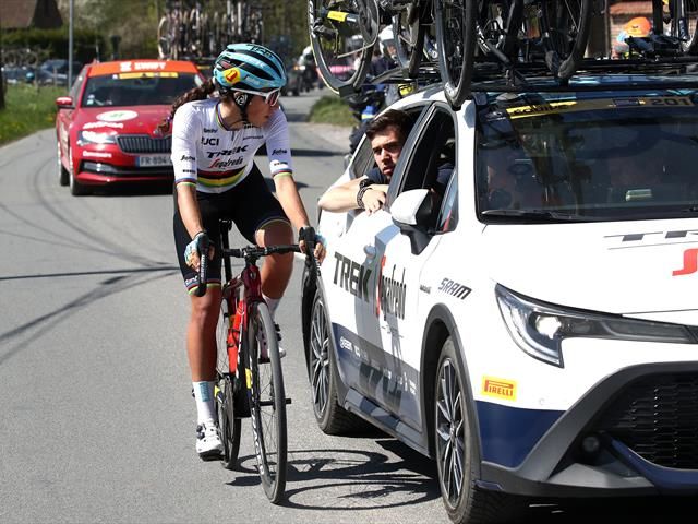 Paris-Roubaix: Balsamo nach Teamhilfe bei Flaschenübergabe ...
