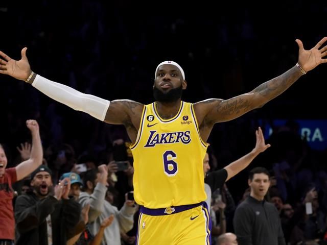 Légende absolue : LeBron James (Lakers) devient le meilleur marqueur de ...