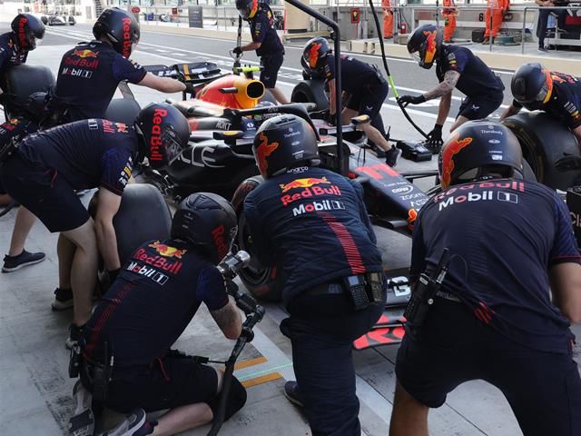 Boxenstopp in völliger Dunkelheit: Red Bull mit neuem Highlight ...