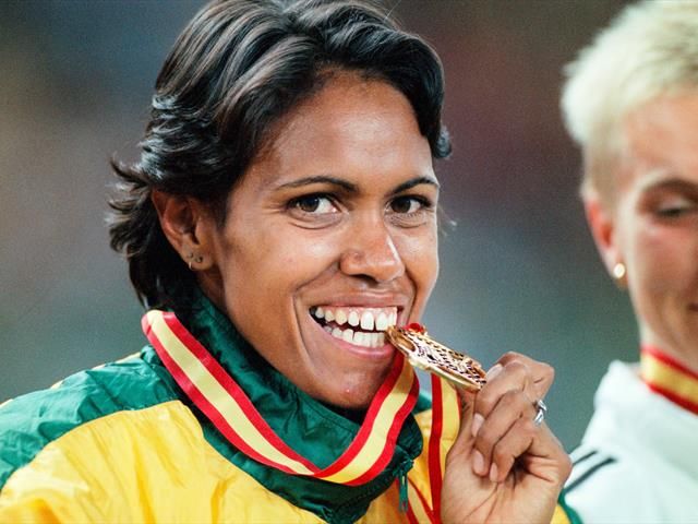 Olympic Archive - Sydney 2000 - Athletics - Cathy Freeman wins the 400m gold medal - Vidéo ...