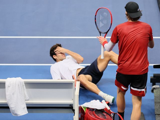 Davis Cup: Zizou Bergs rempelt Christan Garín bei Seitenwechsel um ...