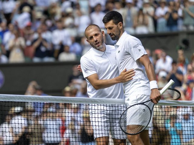 Wimbledon - Sinner e Djokovic in scioltezza, Swiatek rimonta, cade ...