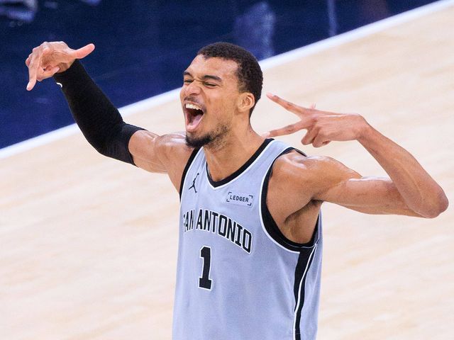 NBA I Maxime Raynaud rookie du mois de mars de la conférence Ouest ...