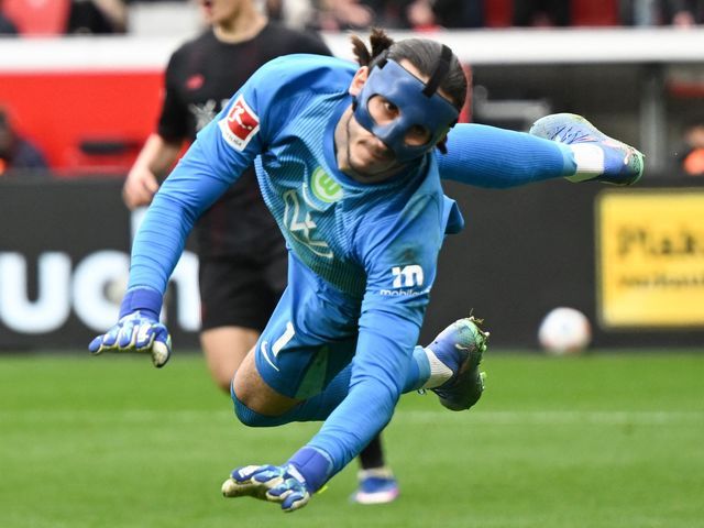 Kamil Grabara puścił sześć goli w meczu VfL Wolfsburg z Bayerem ...