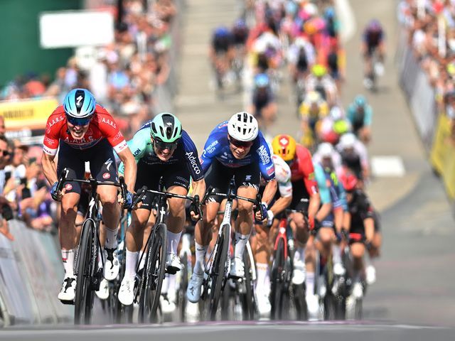 Tim Merlier scoort hattrick op de Wandelaar - wint sprint in Knokke ...