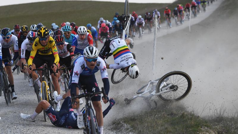 La chute d'un champion du monde : revivez le soleil d'Alaphilippe sur ...